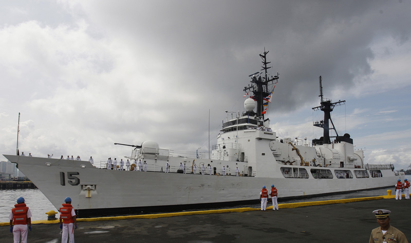 Hamilton Arrives in Phillipines, minus racing stripe ...