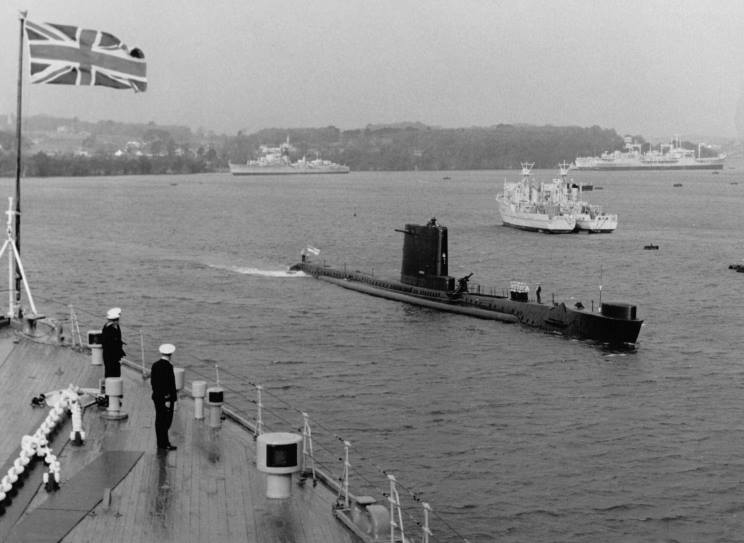 HMS Aeneas S-72 seen in 1971 coming alongside HMS Forth A-187 at ...