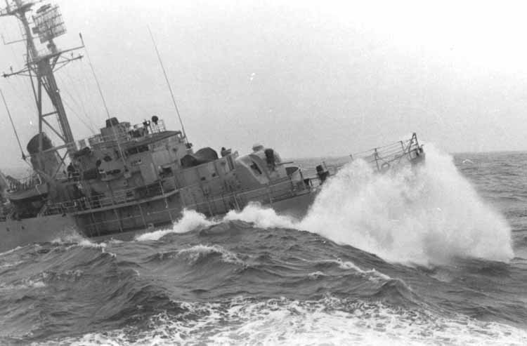 uss-forster-der-334-as-photographed-from-uss-wilhoite ...