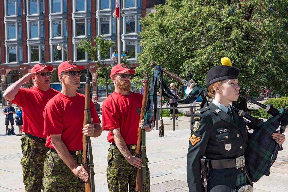 Canadian Rangers Enfield .303s are posting sentries at the Tomb of the ...