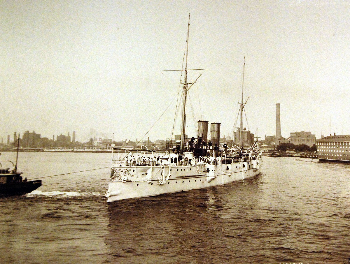 U.S. Navy protected cruiser, USS Cincinnati (C-7), bow view ...