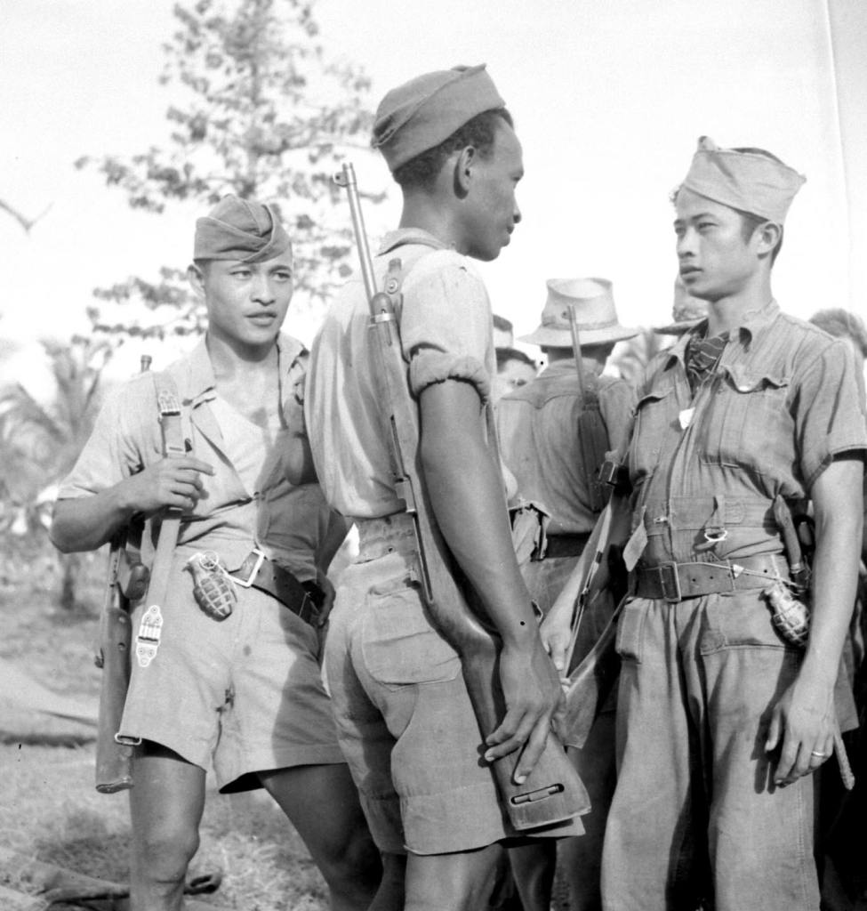 Philippine Guerrilla Fighters assisting US Personnel in Leyte – 1944 ...