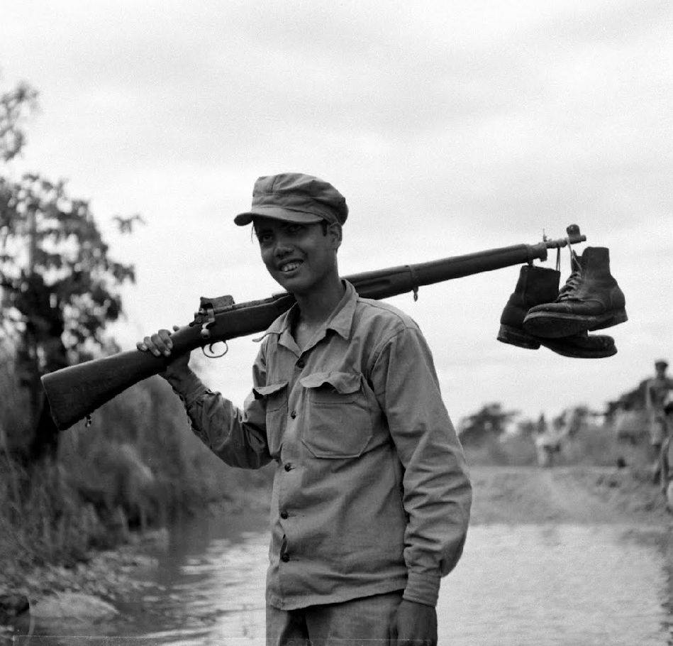 Philippines in 1945 Carl Mydans guerilla Filipino M1917 enfield ...