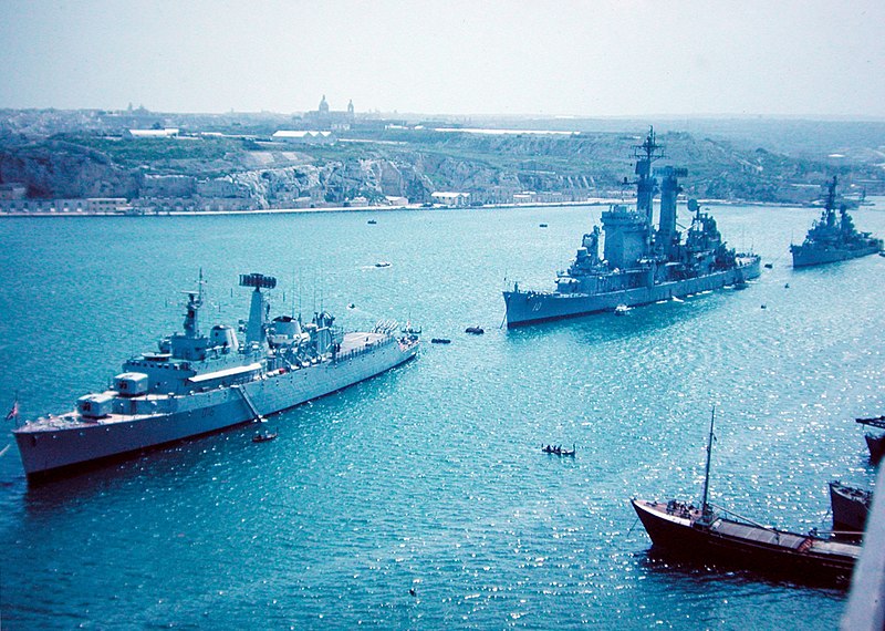 HMS London (D-16), USS Albany and USS Lawrence (DDG-4) anchored at ...