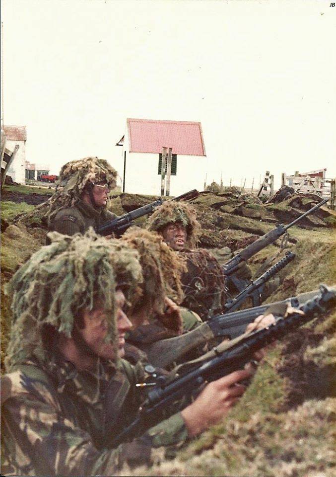 40 Commando Royal Marines L1A1 Sterling sub machine guns Falklands 1982 ...