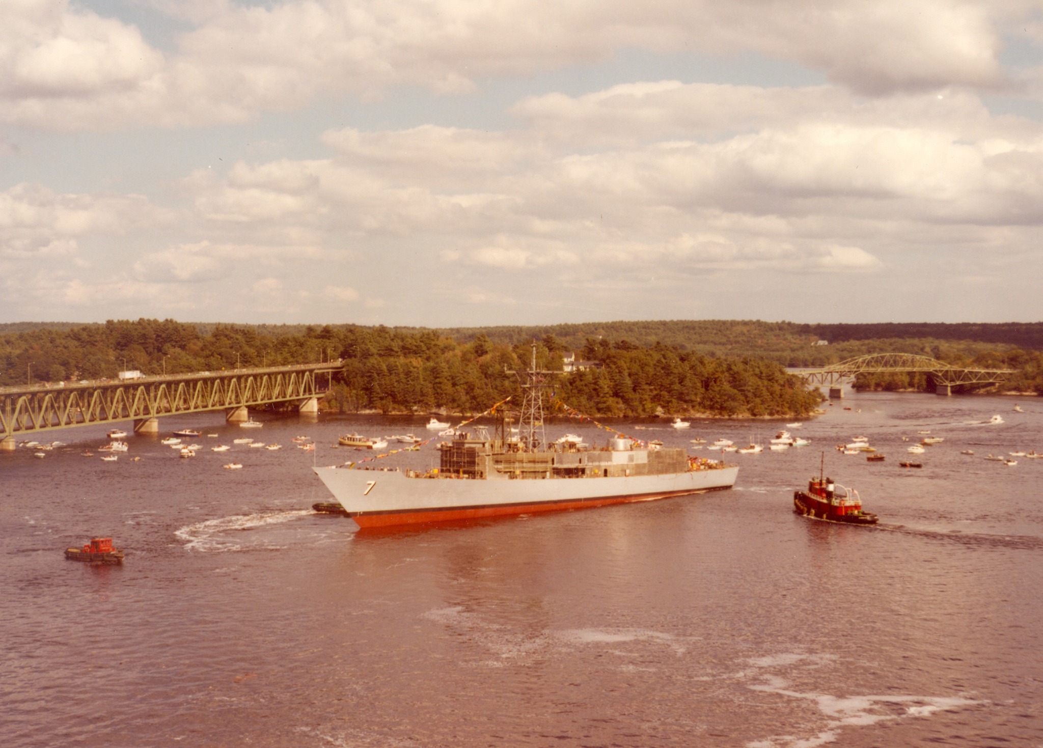 Oliver Hazard Perry-class guided missile frigate FFG 7 launch via Bath ...