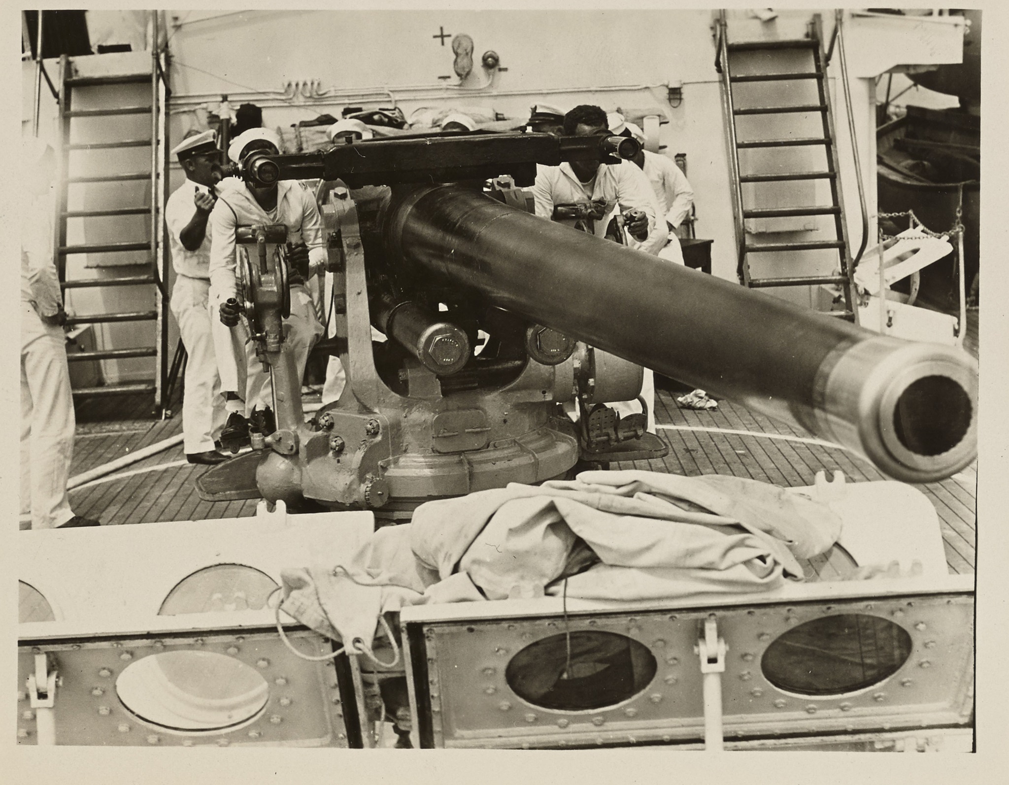 Manning a 5 gun on a Coast Guard Cutter August 27 1931 026-g-046-014 ...