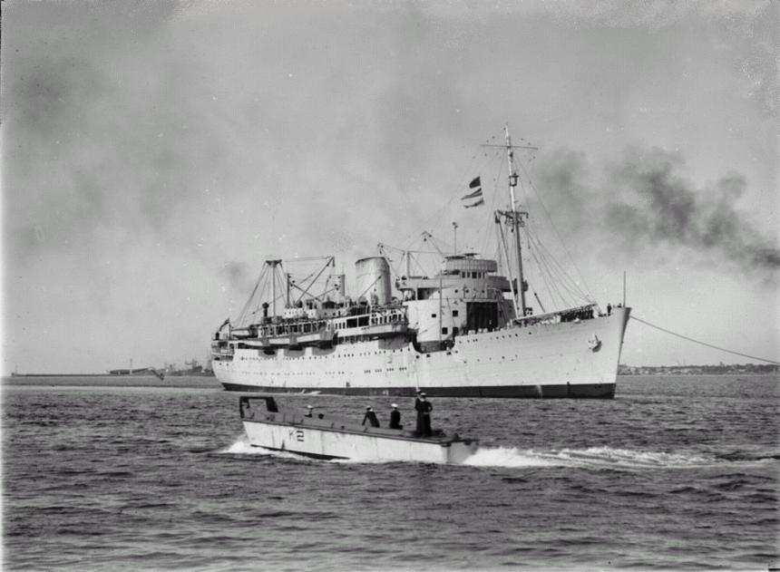 24 November 1947, LCVP K2 approaches HMAS Kanimbla, Port Phillip Bay ...
