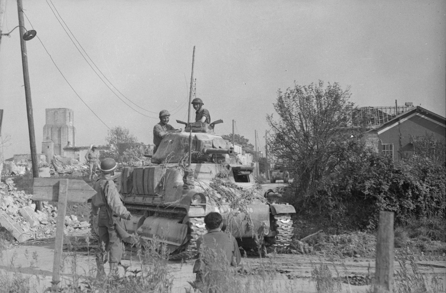 Char Somua S35 du 13e Régiment de Dragons dans les ruines de Royan, le ...