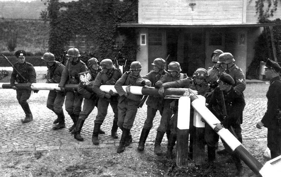 German frontier guards and troops take down Polish border crossing Sept ...