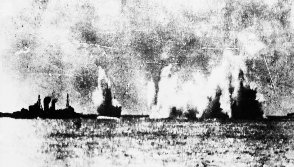 Japanese shells rain down around HMS Exeter during her ill-fated ...