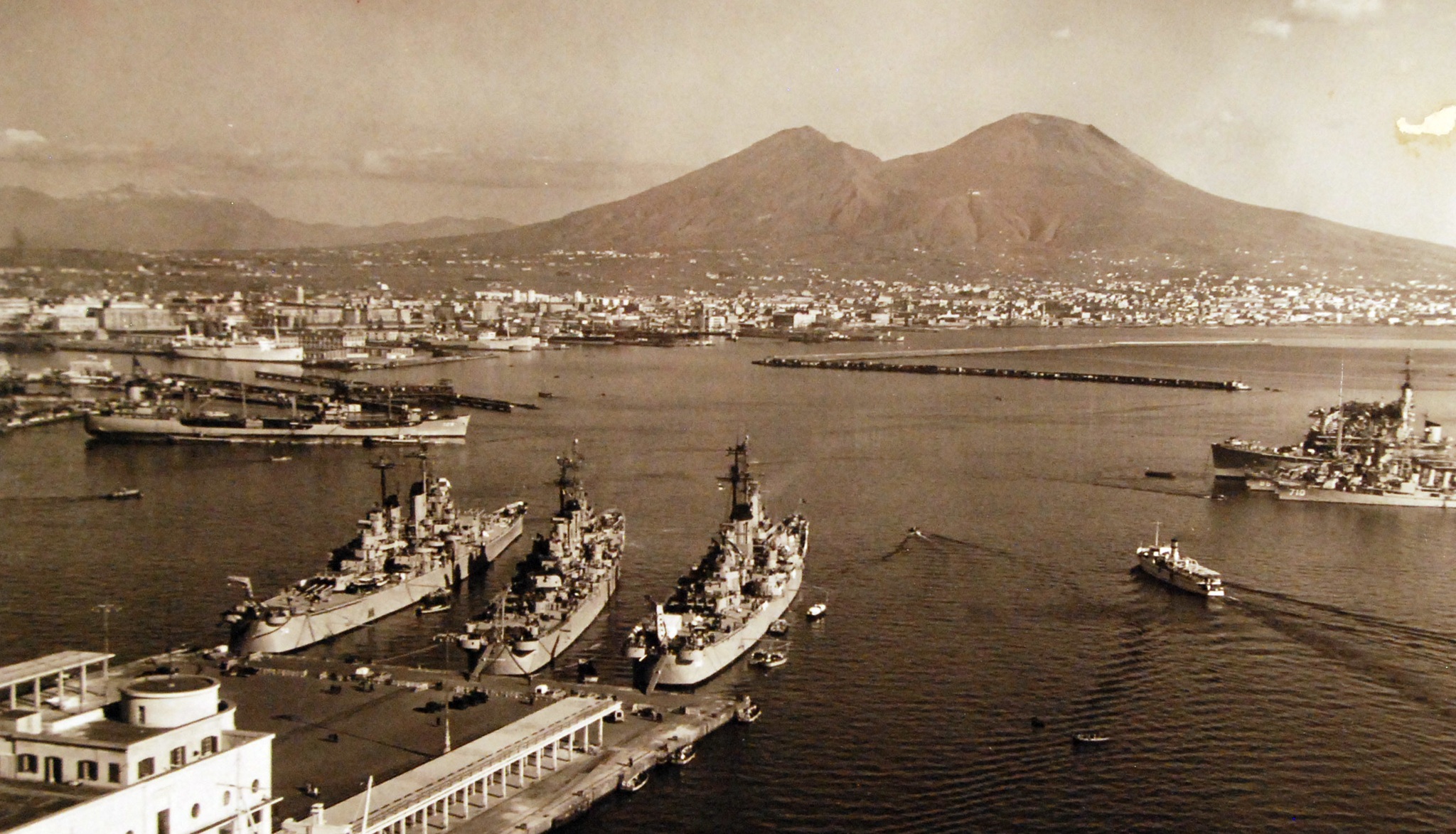 80-G-426897 USS Newport News (CA 148) USS Roanoke (CL 145) USS Columbus ...