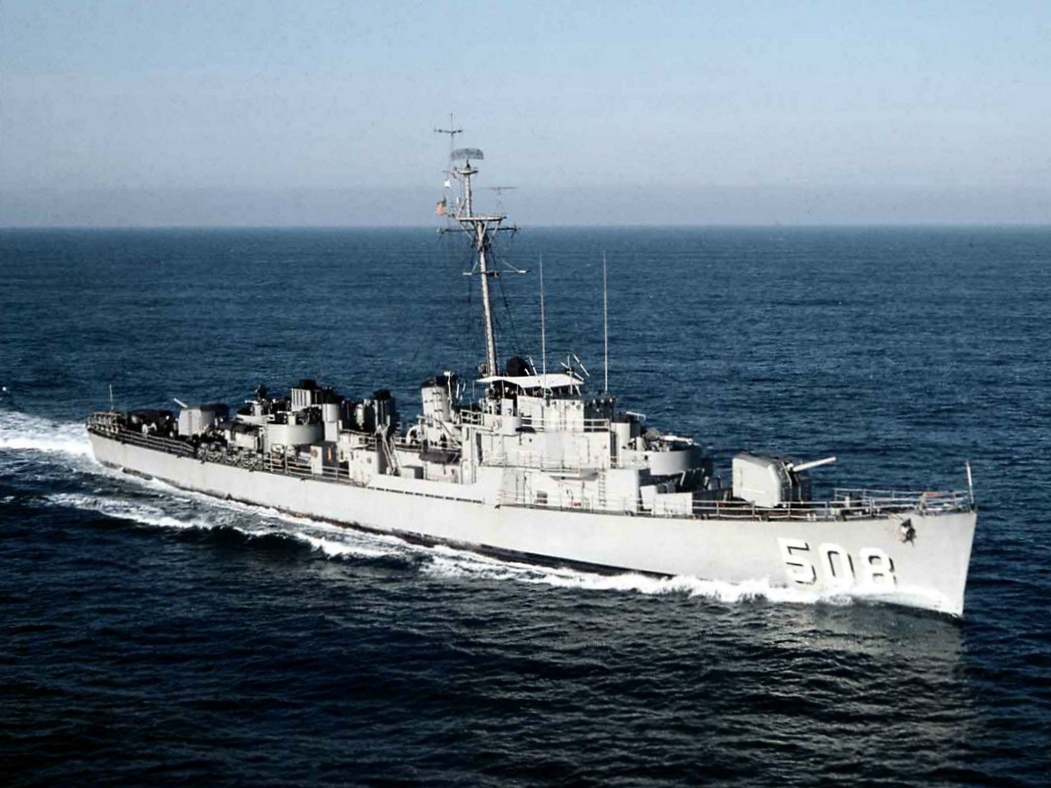 USS_Gilligan_(DE-508)_underway_at_sea,_in_the_1950s ...