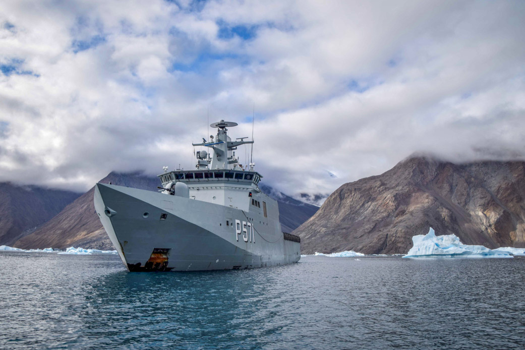 HDMS Ejnar Mikkelsen (P571) carrying sled patrol Slædepatruljen Sirius Greenland ...
