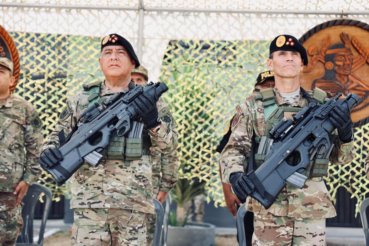 Comando Conjunto de las Fuerzas Armadas del Perú FN F2000 tactical tuna ...